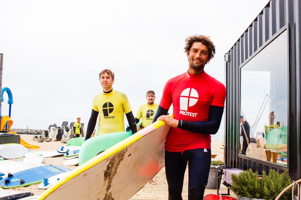 Wat doe je onder je wetsuit met surfen? - The Shore Scheveningen